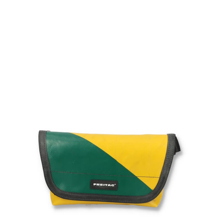 FREITAG | Des pièces uniques en bâches de camion recyclées