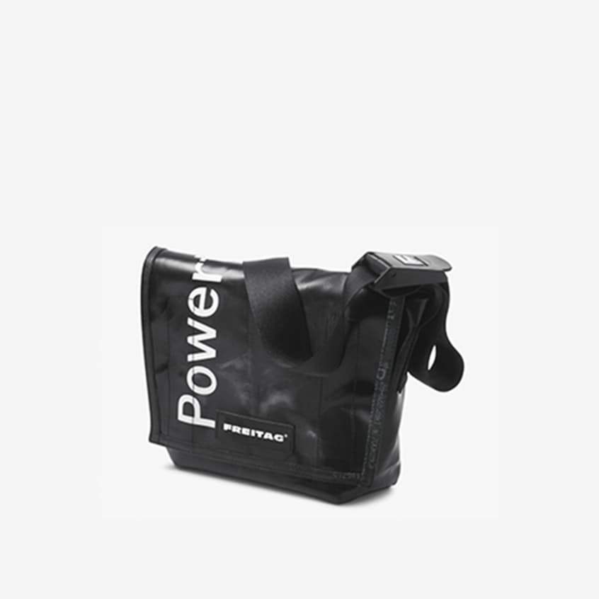 FREITAG | Des pièces uniques en bâches de camion recyclées